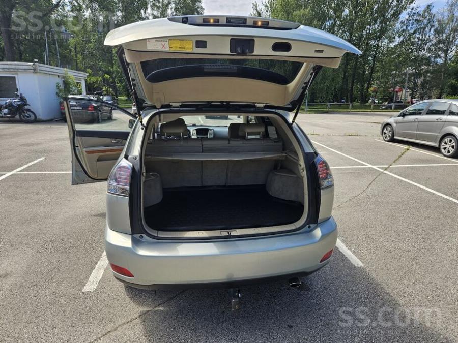 Grey Lexus RX 2008 in Riga, with an engine capacity of 3.30 L and mileage of 240 thousand km for 6200 €, photo 8 on AUTOMOTO.COM.LV