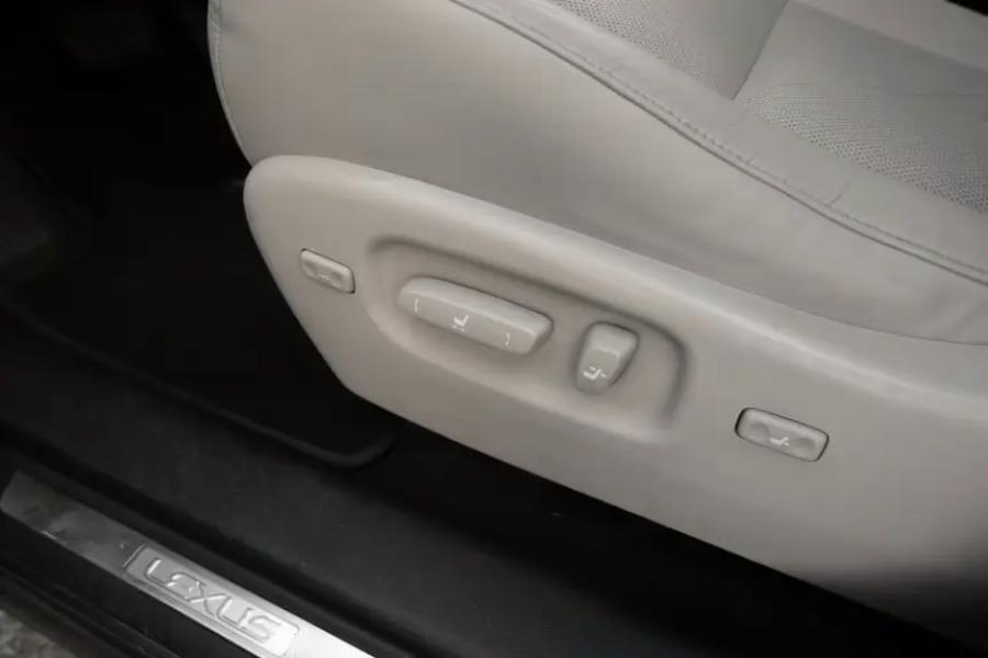 Pelēks Lexus RX 2009 Jelgava, ar dzinēja tilpumu 3.50 L un nobraukumu 357 tūkst. km par 11800 €, foto 14 vietnē AUTOMOTO.COM.LV