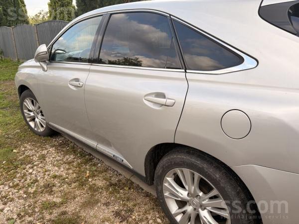 Grey Lexus RX 2009 in Riga, with an engine capacity of 3.50 L and mileage of 257 thousand km for 10500 €, photo 5 on AUTOMOTO.COM.LV