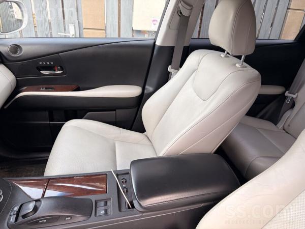 Grey Lexus RX 2009 in Riga, with an engine capacity of 3.50 L and mileage of 257 thousand km for 10500 €, photo 7 on AUTOMOTO.COM.LV