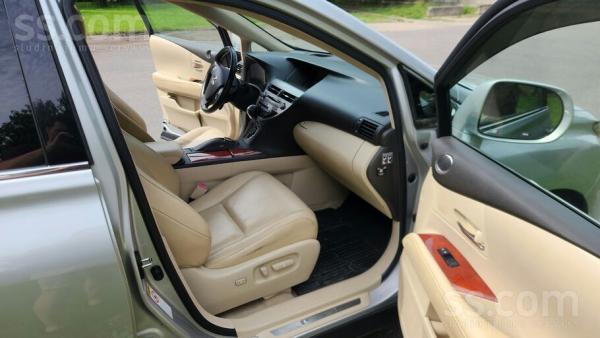 Pelēks Lexus RX 2010 Rīga, ar dzinēja tilpumu 3.50 L un nobraukumu 294 tūkst. km par 8300 €, foto 4 vietnē AUTOMOTO.COM.LV