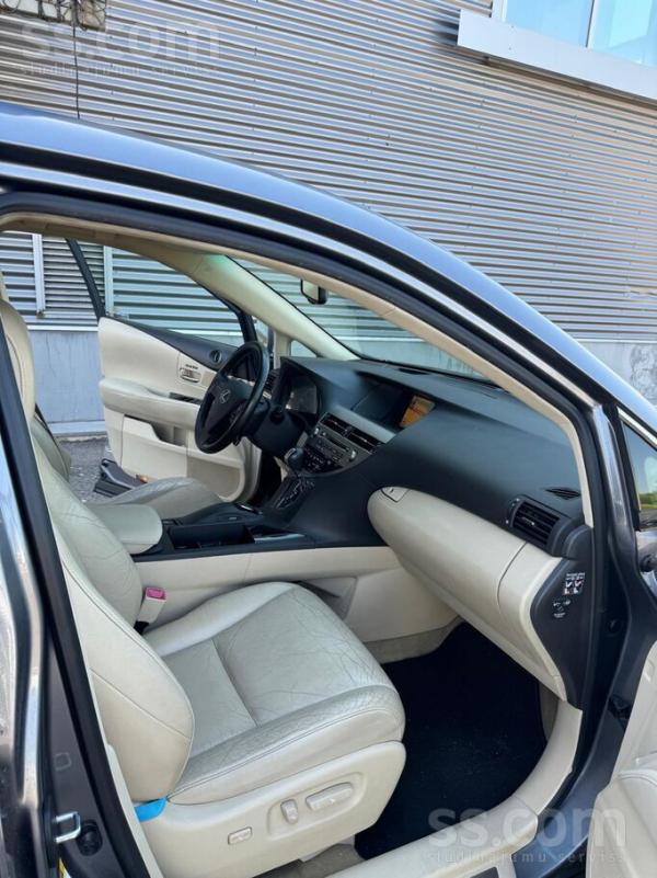 Grey Lexus RX 2012 in Riga, with an engine capacity of 3.50 L and mileage of 195 thousand km for 11000 €, photo 8 on AUTOMOTO.COM.LV
