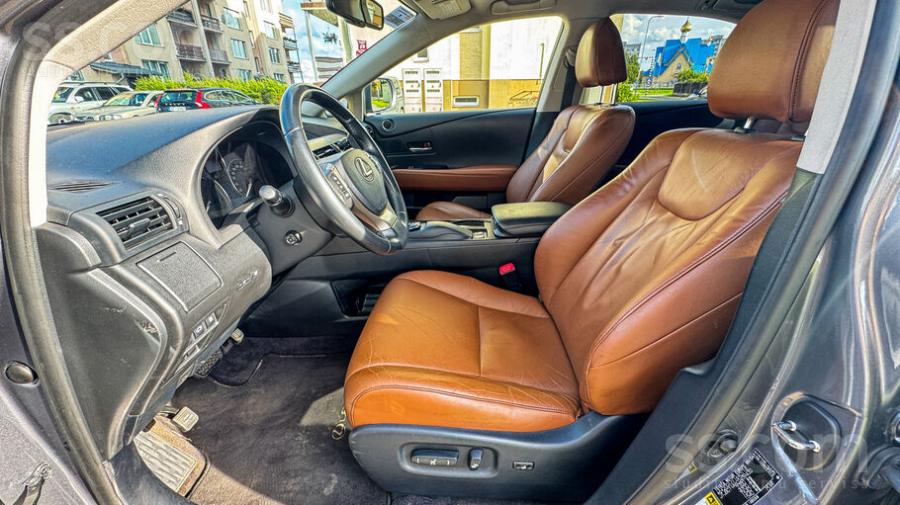 Grey Lexus RX 2012 in Riga, with an engine capacity of 3.50 L and mileage of 205 thousand km for 16000 €, photo 6 on AUTOMOTO.COM.LV