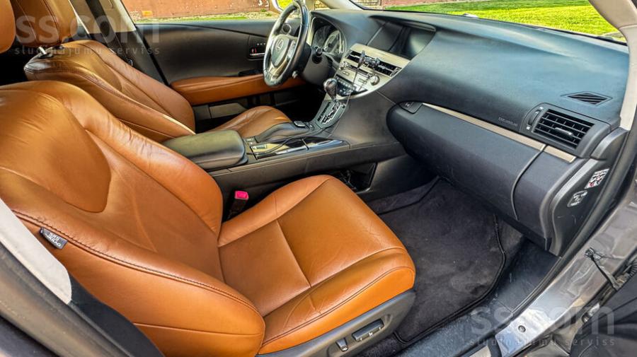 Grey Lexus RX 2012 in Riga, with an engine capacity of 3.50 L and mileage of 205 thousand km for 16000 €, photo 10 on AUTOMOTO.COM.LV
