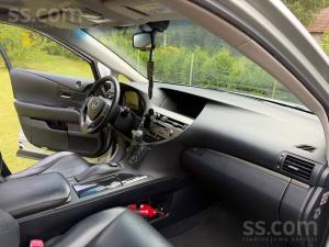 Grey Lexus RX 2013 in Riga, with an engine capacity of 3.50 L and mileage of 244 thousand km for 15600 €, photo 4 on AUTOMOTO.COM.LV