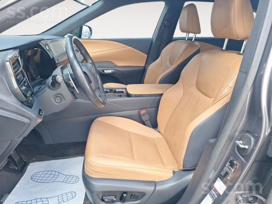 Grey Lexus RX 2024 in Riga, with an engine capacity of 2.50 L and mileage of 176 thousand km for 49900 €, photo 11 on AUTOMOTO.COM.LV