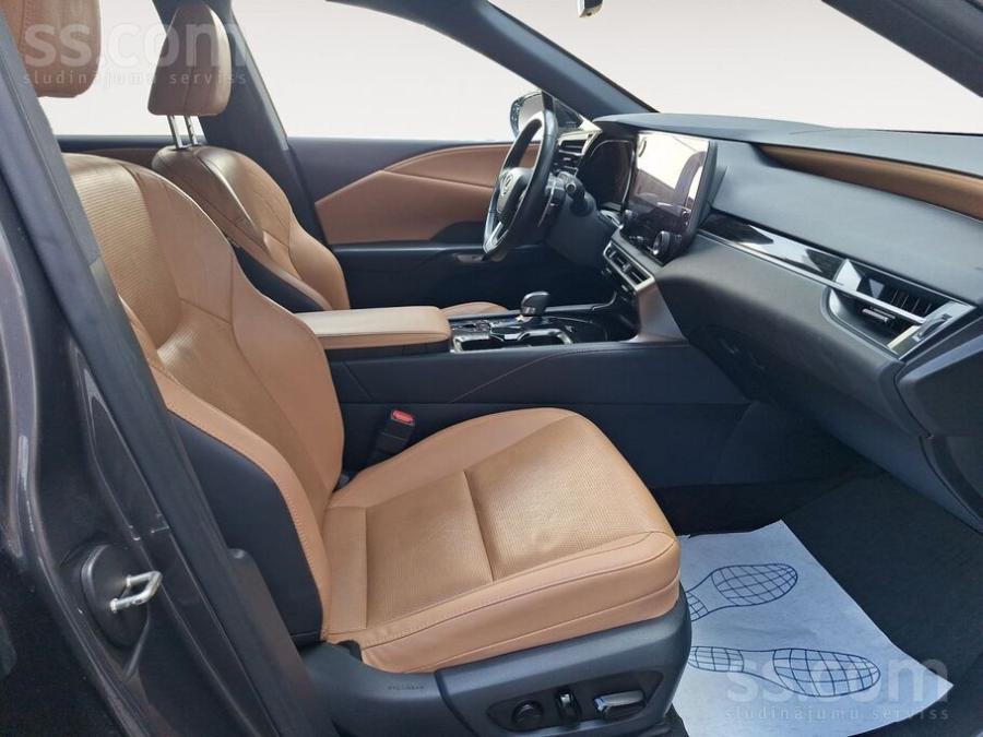 Grey Lexus RX 2024 in Riga, with an engine capacity of 2.50 L and mileage of 176 thousand km for 49900 €, photo 13 on AUTOMOTO.COM.LV