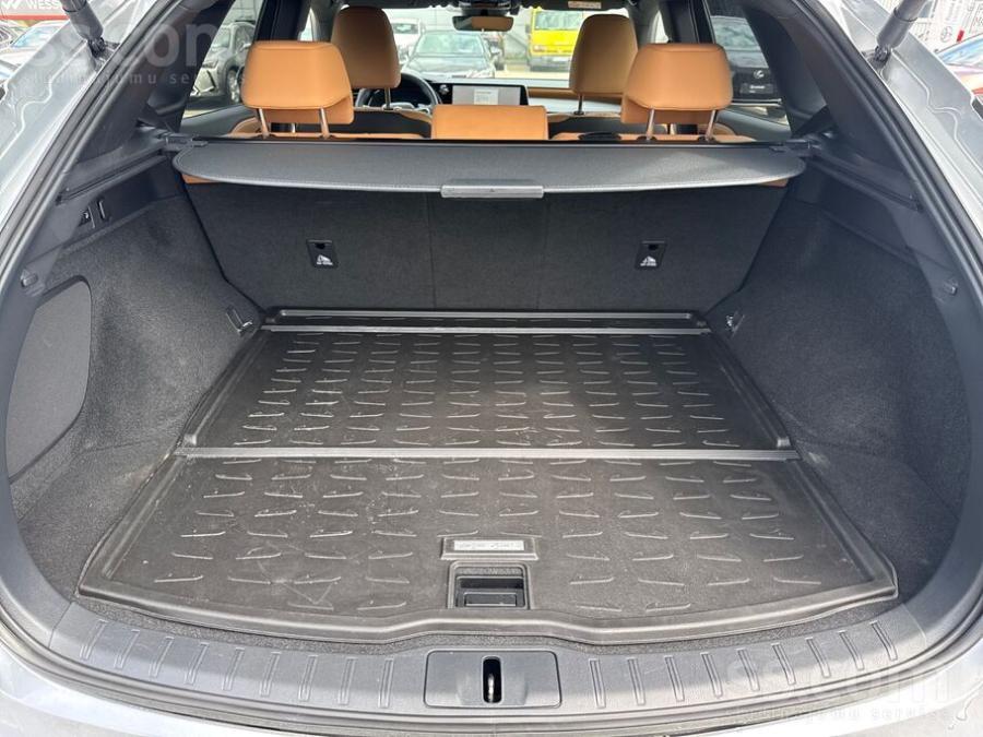 Grey Lexus RX 2025 in Riga, with an engine capacity of 2.50 L and mileage of 12 thousand km for 66900 €, photo 11 on AUTOMOTO.COM.LV