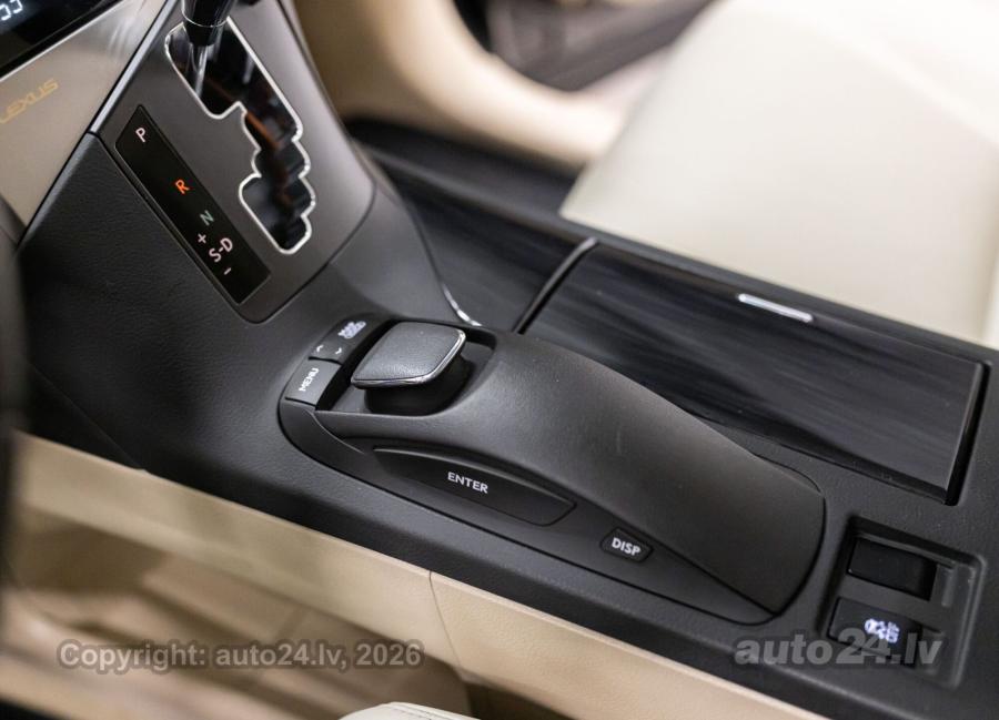 Pelēks Lexus RX 2009 Tallina, ar dzinēja tilpumu 3.50 L un nobraukumu 231 tūkst. km par 10990 €, foto 25 vietnē AUTOMOTO.COM.LV