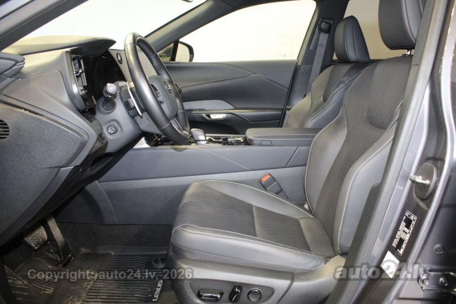 Grey Lexus RX 2024 in Tallinn, with an engine capacity of 2.50 L and mileage of 39 thousand km for 65690 €, photo 13 on AUTOMOTO.COM.LV