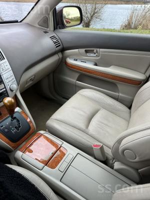 Red Lexus RX 2008 in Riga, with an engine capacity of 3.50 L and mileage of 118 thousand km for 8300 €, photo 9 on AUTOMOTO.COM.LV