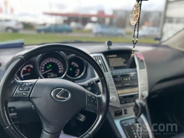 White Lexus RX 2008 in Riga, with an engine capacity of 3.30 L and mileage of 298 thousand km for 6555 €, photo 5 on AUTOMOTO.COM.LV