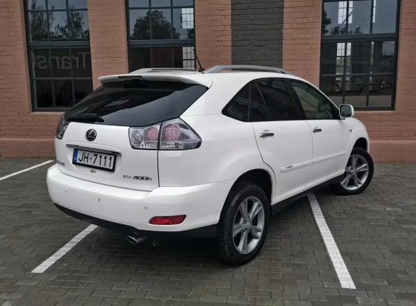 White Lexus RX 2009 in Riga, with an engine capacity of 3.30 L and mileage of 274 thousand km for 5690 €, photo 3 on AUTOMOTO.COM.LV