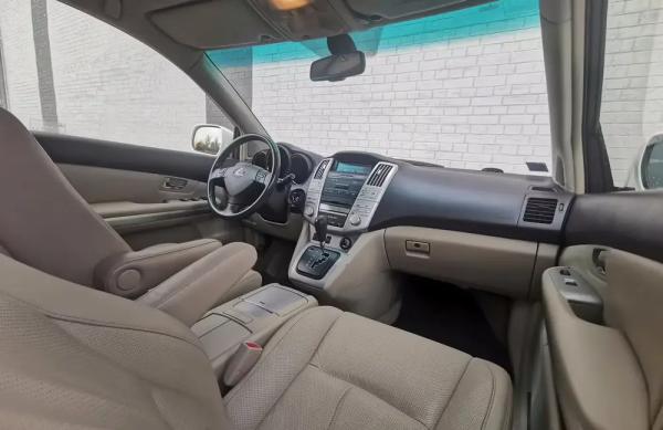 White Lexus RX 2009 in Riga, with an engine capacity of 3.30 L and mileage of 274 thousand km for 5690 €, photo 6 on AUTOMOTO.COM.LV