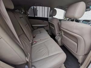 White Lexus RX 2009 in Riga, with an engine capacity of 3.30 L and mileage of 274 thousand km for 5690 €, photo 9 on AUTOMOTO.COM.LV