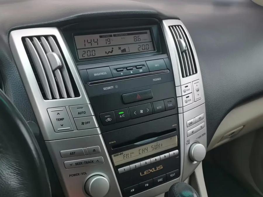 White Lexus RX 2009 in Riga, with an engine capacity of 3.30 L and mileage of 274 thousand km for 5690 €, photo 12 on AUTOMOTO.COM.LV