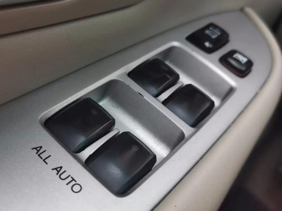 White Lexus RX 2009 in Riga, with an engine capacity of 3.30 L and mileage of 274 thousand km for 5690 €, photo 15 on AUTOMOTO.COM.LV