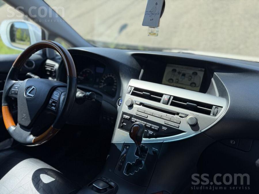 White Lexus RX 2010 in Daugavpils, with an engine capacity of 3.50 L and mileage of 260 thousand km for 13000 €, photo 8 on AUTOMOTO.COM.LV