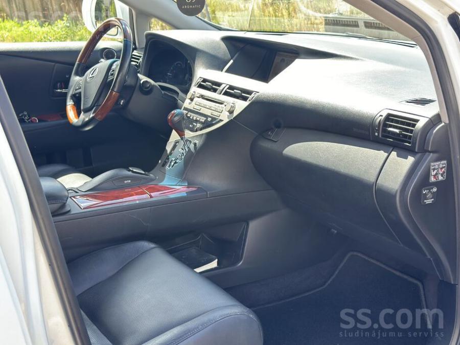 White Lexus RX 2010 in Daugavpils, with an engine capacity of 3.50 L and mileage of 260 thousand km for 13000 €, photo 13 on AUTOMOTO.COM.LV