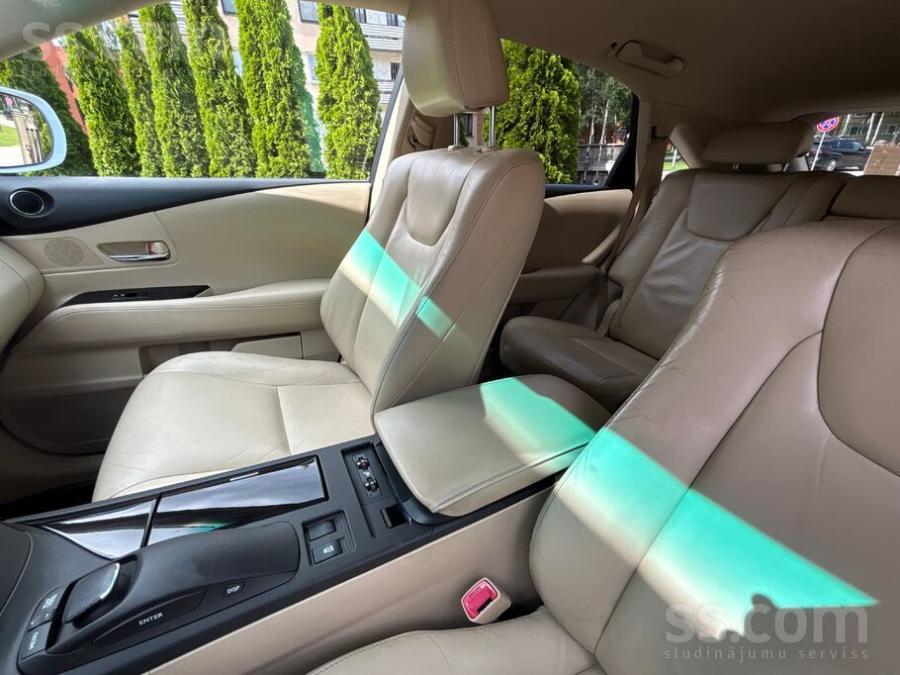 White Lexus RX 2010 in Riga, with an engine capacity of 4.50 L and mileage of 183 thousand km for 11700 €, photo 5 on AUTOMOTO.COM.LV