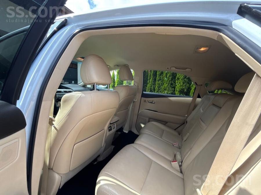 White Lexus RX 2010 in Riga, with an engine capacity of 4.50 L and mileage of 183 thousand km for 11700 €, photo 6 on AUTOMOTO.COM.LV