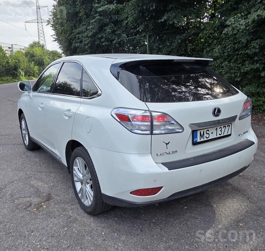 White Lexus RX 2010 in Riga, with an engine capacity of 3.50 L and mileage of 203 thousand km for 10000 €, photo 3 on AUTOMOTO.COM.LV