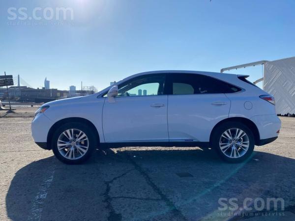 White Lexus RX 2010 in Riga, with an engine capacity of 3.50 L and mileage of 269 thousand km for 8700 €, photo 3 on AUTOMOTO.COM.LV