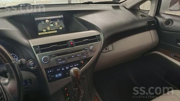 White Lexus RX 2010 in Riga, with an engine capacity of 3.50 L and mileage of 246 thousand km for 11200 €, photo 11 on AUTOMOTO.COM.LV