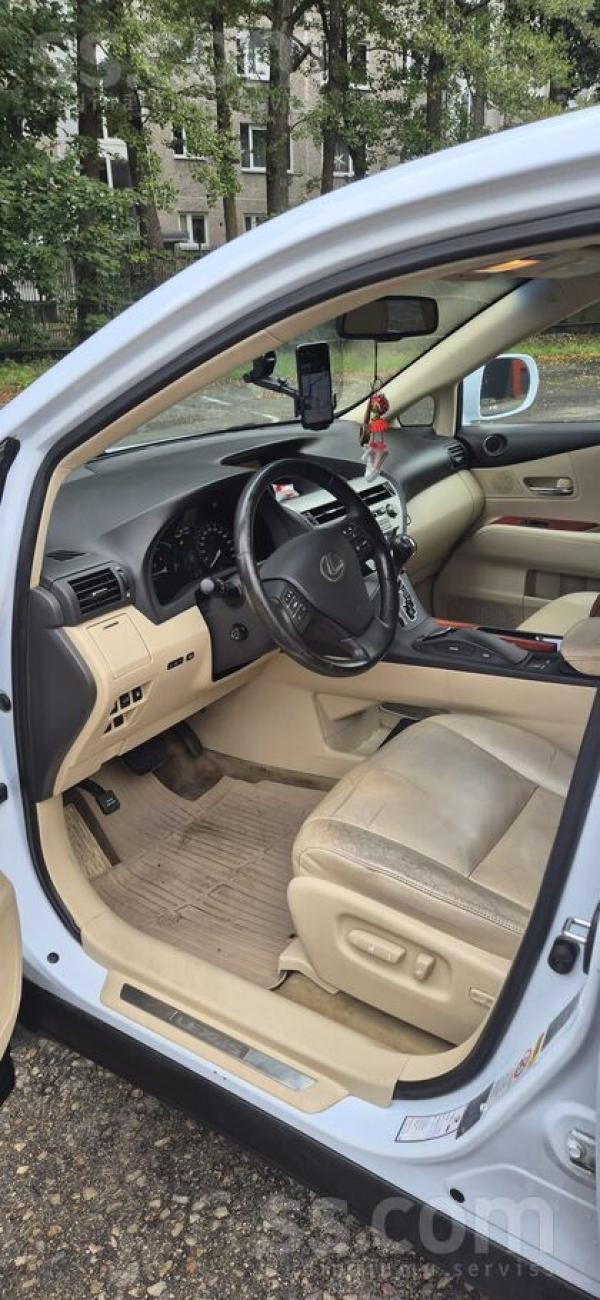 White Lexus RX 2010 in Riga, with an engine capacity of 3.50 L and mileage of 193 thousand km for 11400 €, photo 1 on AUTOMOTO.COM.LV