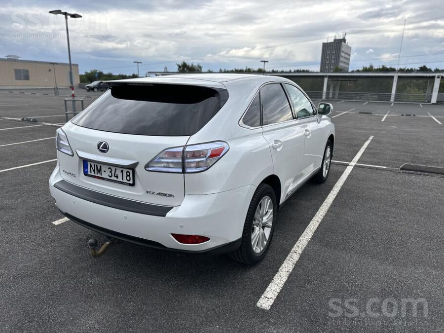 White Lexus RX 2011 in Riga, with an engine capacity of 3.50 L and mileage of 248 thousand km for 14900 €, photo 3 on AUTOMOTO.COM.LV