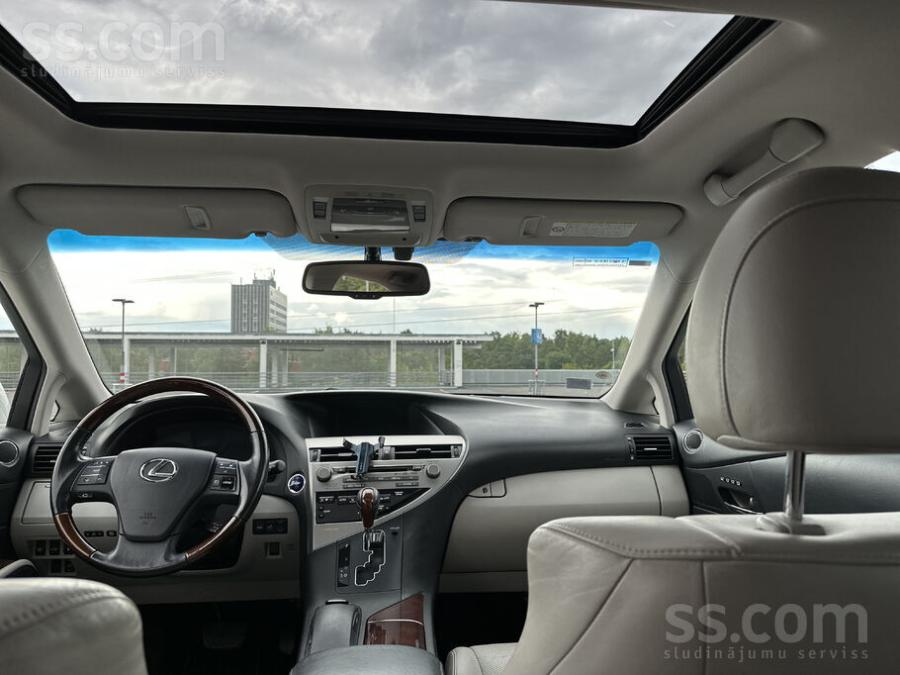 White Lexus RX 2011 in Riga, with an engine capacity of 3.50 L and mileage of 248 thousand km for 14900 €, photo 5 on AUTOMOTO.COM.LV