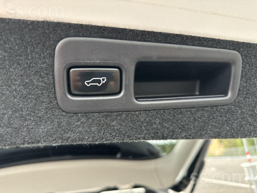 White Lexus RX 2011 in Riga, with an engine capacity of 3.50 L and mileage of 248 thousand km for 14900 €, photo 12 on AUTOMOTO.COM.LV