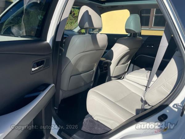 White Lexus RX 2011 in Tallinn, with an engine capacity of 3.50 L and mileage of 248 thousand km for 10900 €, photo 8 on AUTOMOTO.COM.LV