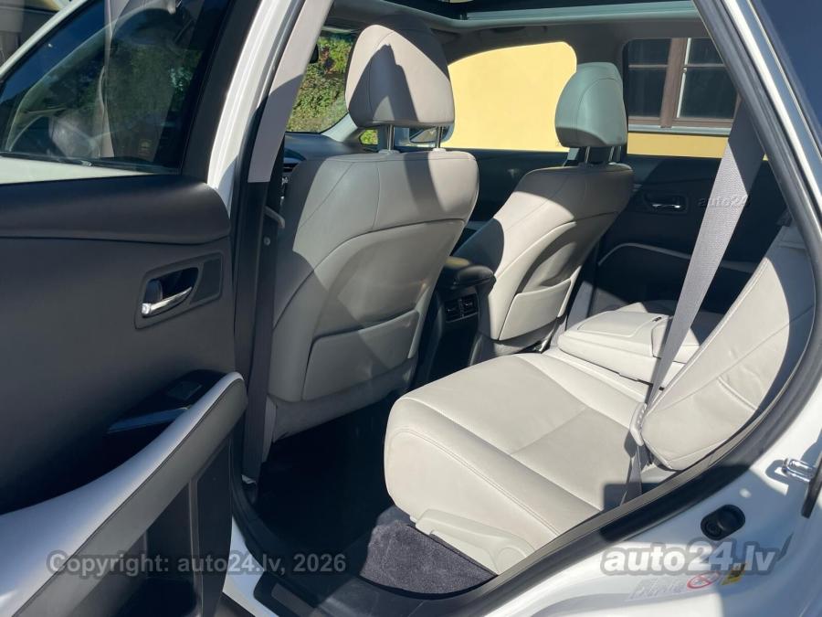 White Lexus RX 2011 in Tallinn, with an engine capacity of 3.50 L and mileage of 248 thousand km for 10900 €, photo 8 on AUTOMOTO.COM.LV