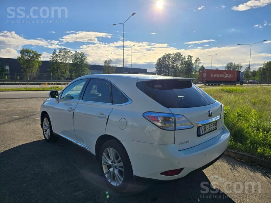White Lexus RX 2012 in Riga, with an engine capacity of 3.50 L and mileage of 242 thousand km for 13500 €, photo 3 on AUTOMOTO.COM.LV