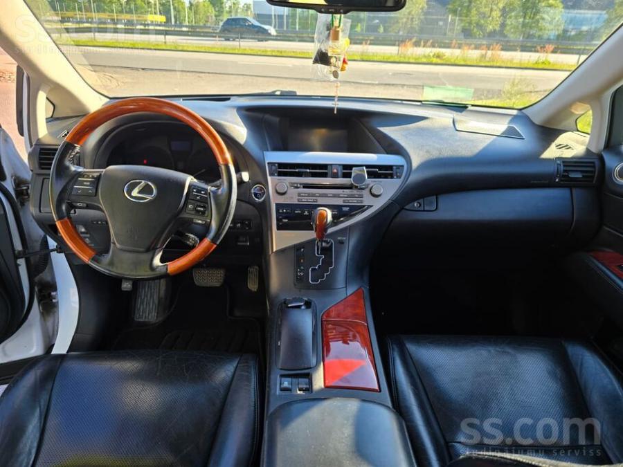 White Lexus RX 2012 in Riga, with an engine capacity of 3.50 L and mileage of 242 thousand km for 13500 €, photo 5 on AUTOMOTO.COM.LV
