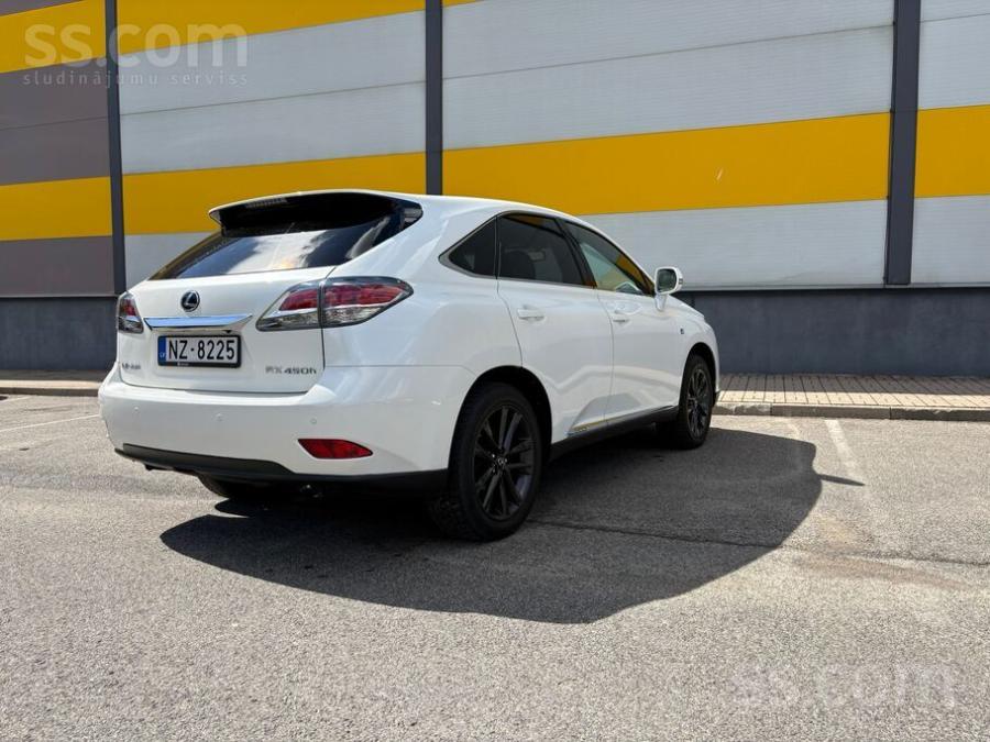White Lexus RX 2012 in Riga, with an engine capacity of 3.50 L and mileage of 267 thousand km for 14444 €, photo 5 on AUTOMOTO.COM.LV