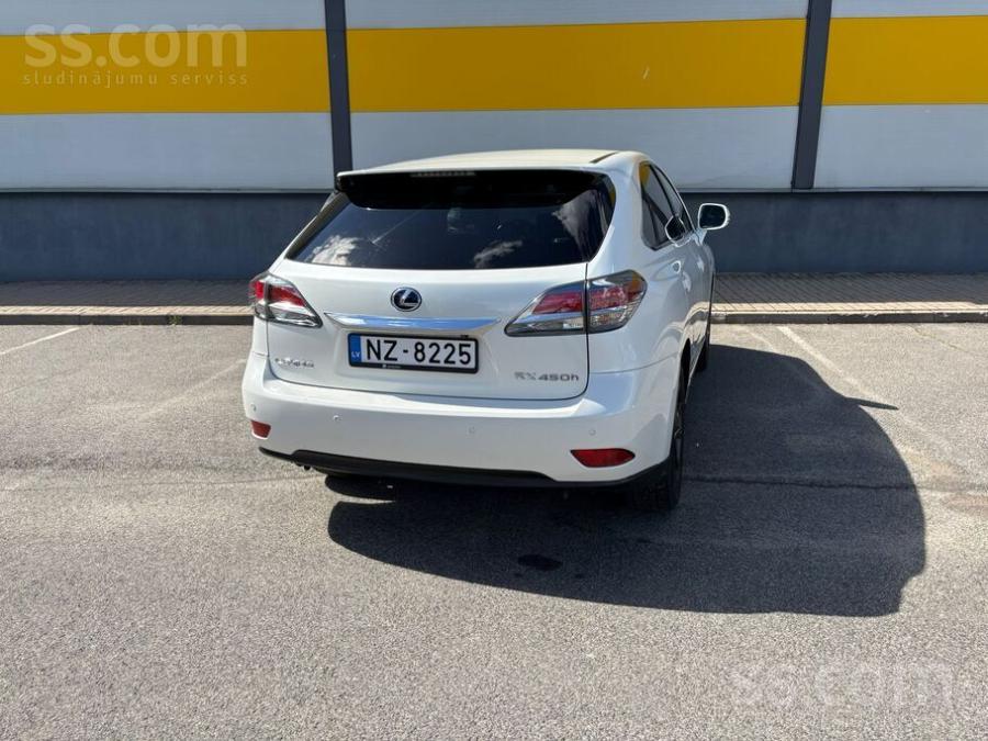 White Lexus RX 2012 in Riga, with an engine capacity of 3.50 L and mileage of 267 thousand km for 14444 €, photo 7 on AUTOMOTO.COM.LV