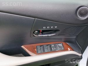 White Lexus RX 2012 in Bauska, with an engine capacity of 3.50 L and mileage of 255 thousand km for 12900 €, photo 11 on AUTOMOTO.COM.LV