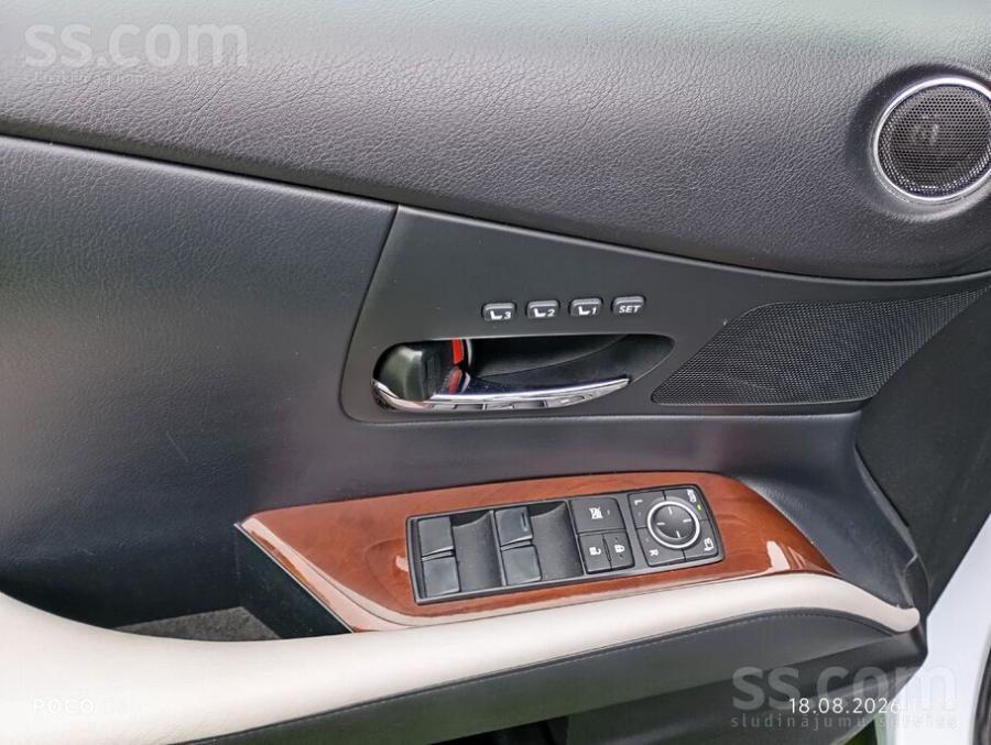 White Lexus RX 2012 in Bauska, with an engine capacity of 3.50 L and mileage of 255 thousand km for 12900 €, photo 11 on AUTOMOTO.COM.LV