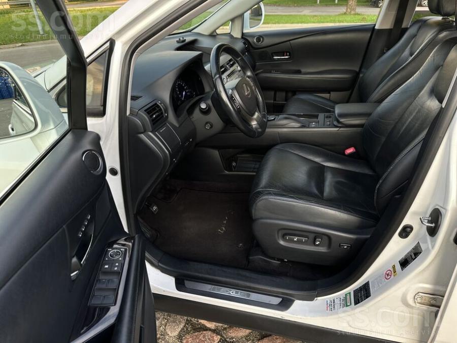 White Lexus RX 2012 in Riga, with an engine capacity of 3.50 L and mileage of 293 thousand km for 13100 €, photo 10 on AUTOMOTO.COM.LV