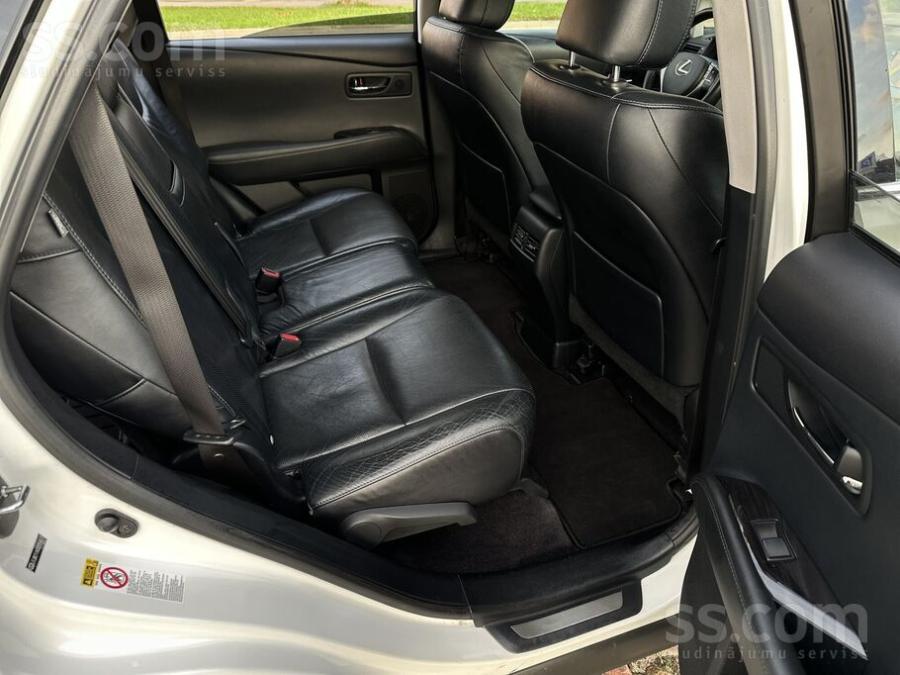 White Lexus RX 2012 in Riga, with an engine capacity of 3.50 L and mileage of 293 thousand km for 13100 €, photo 24 on AUTOMOTO.COM.LV