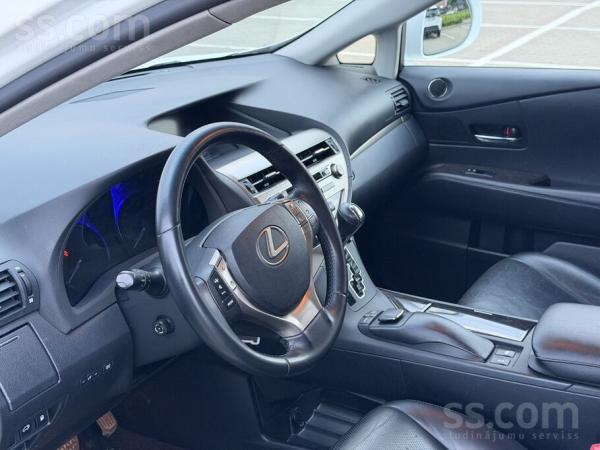 White Lexus RX 2013 in Riga, with an engine capacity of 3.50 L and mileage of 142 thousand km for 18900 €, photo 8 on AUTOMOTO.COM.LV