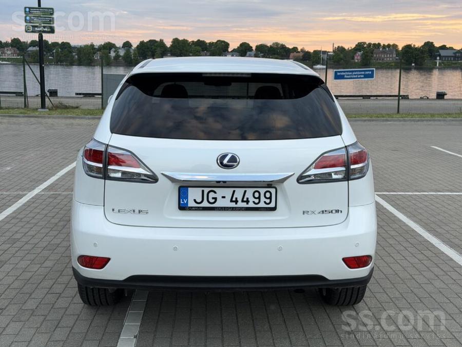 White Lexus RX 2013 in Riga, with an engine capacity of 3.50 L and mileage of 142 thousand km for 18900 €, photo 7 on AUTOMOTO.COM.LV
