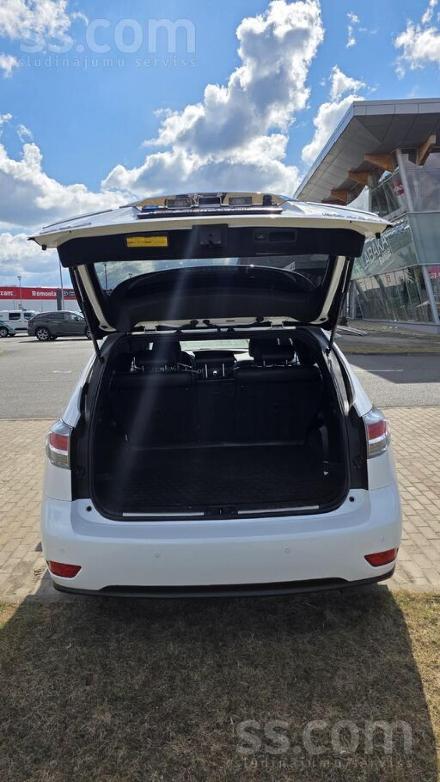 White Lexus RX 2014 in Riga, with an engine capacity of 3.50 L and mileage of 190 thousand km for 16900 €, photo 8 on AUTOMOTO.COM.LV