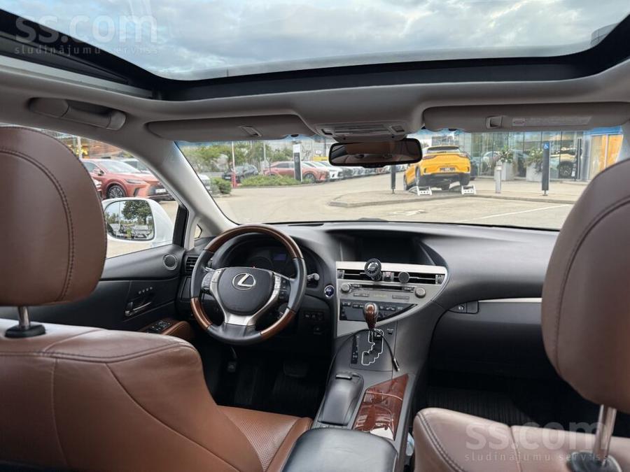 White Lexus RX 2014 in Riga, with an engine capacity of 3.50 L and mileage of 145 thousand km for 20888 €, photo 3 on AUTOMOTO.COM.LV