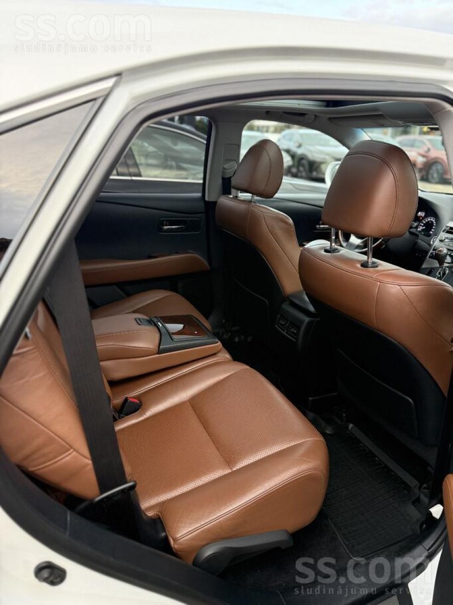 White Lexus RX 2014 in Riga, with an engine capacity of 3.50 L and mileage of 145 thousand km for 20888 €, photo 4 on AUTOMOTO.COM.LV
