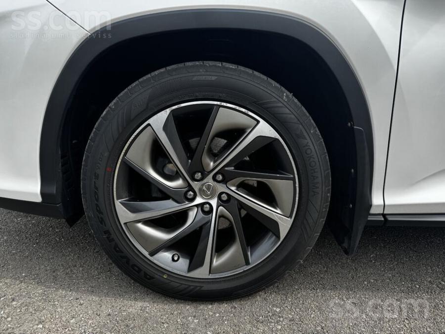 White Lexus RX 2016 in Riga, with an engine capacity of 3.50 L and mileage of 184 thousand km for 26500 €, photo 9 on AUTOMOTO.COM.LV