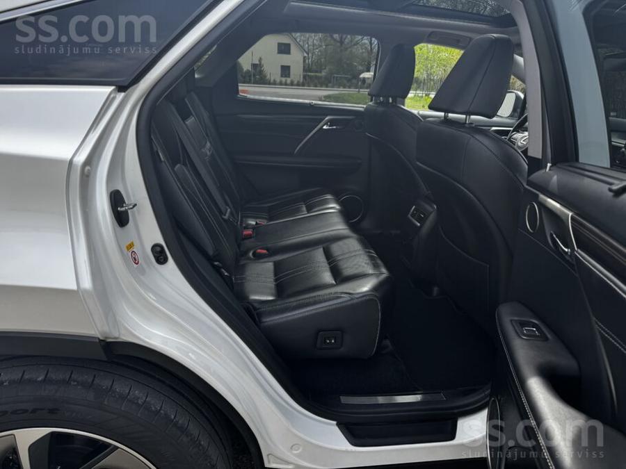 White Lexus RX 2016 in Riga, with an engine capacity of 3.50 L and mileage of 184 thousand km for 26500 €, photo 16 on AUTOMOTO.COM.LV