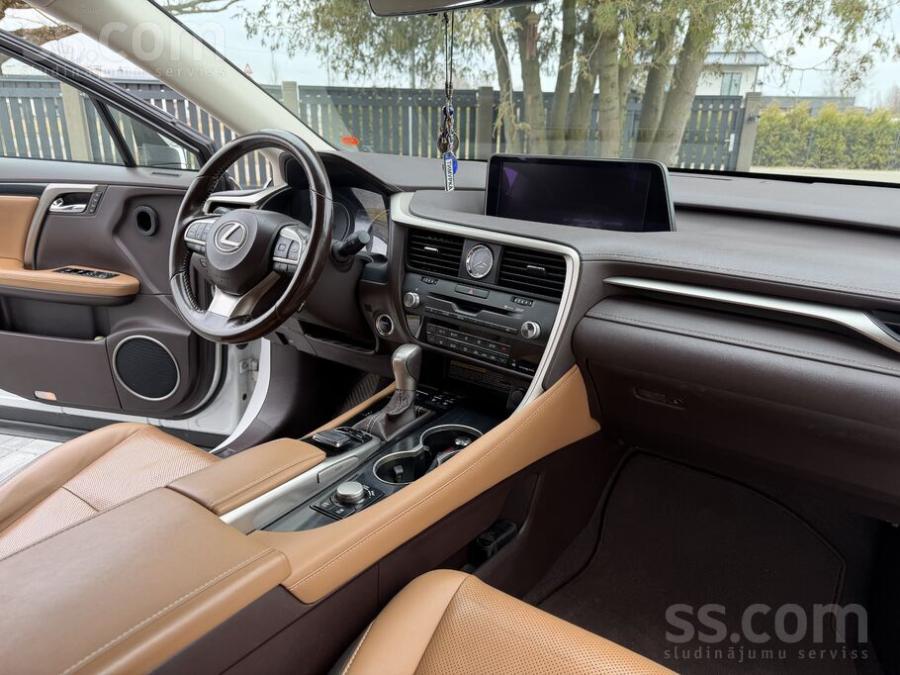 White Lexus RX 2017 in Riga, with an engine capacity of 3.50 L and mileage of 139 thousand km for 29950 €, photo 13 on AUTOMOTO.COM.LV